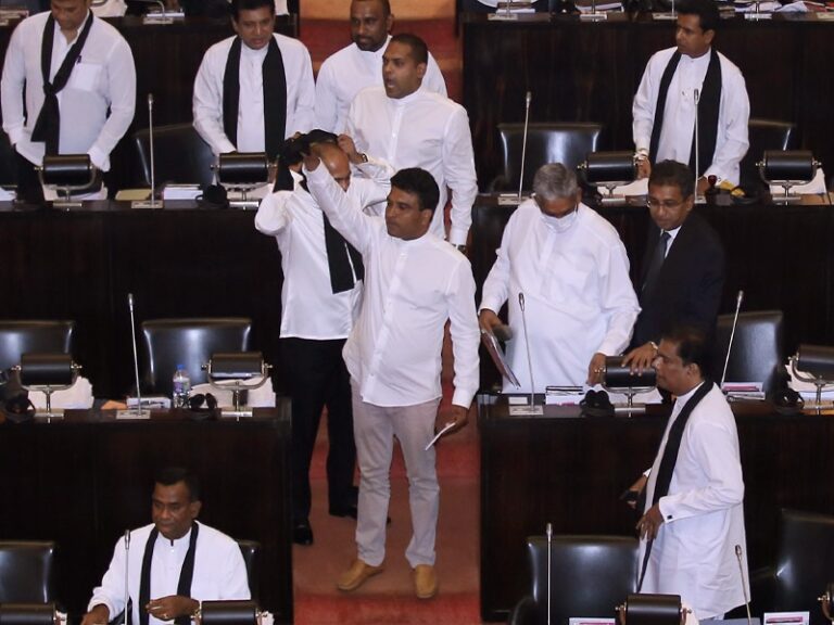 'චොකා මල්ලි' විපක්ෂයේ දැඩි විරෝධතා මැද මන්ත්‍රී ධූරයේ දිවුරුම් දෙයි ...